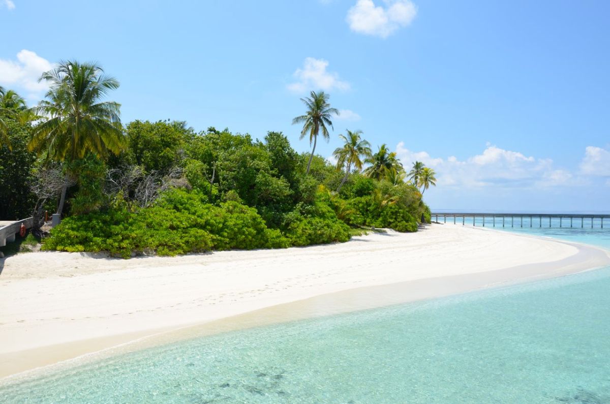 Circumnavigating Hadahaa Island in Huvadhoo Atoll, Maldives | World ...