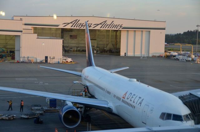 Review: The Delta Sky Club, Sea-Tac Airport, South Satellite Concourse ...