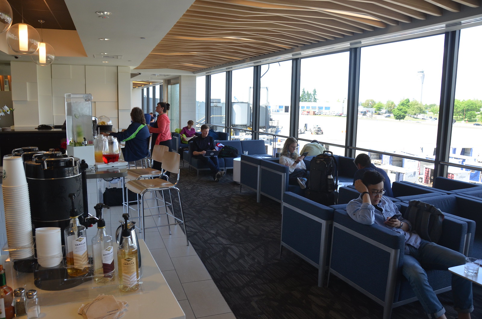 Review: Alaska Airlines Board Room Lounge North Satellite – Seattle ...
