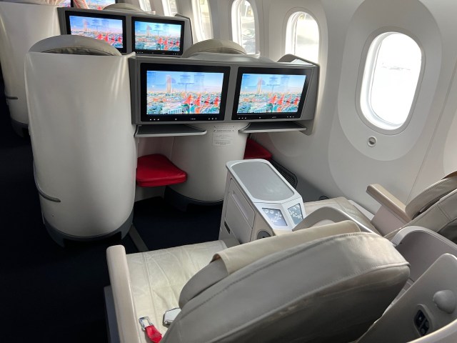 Review: Royal Jordanian Crown Business Class B787-8, Amman – Tel Aviv ...
