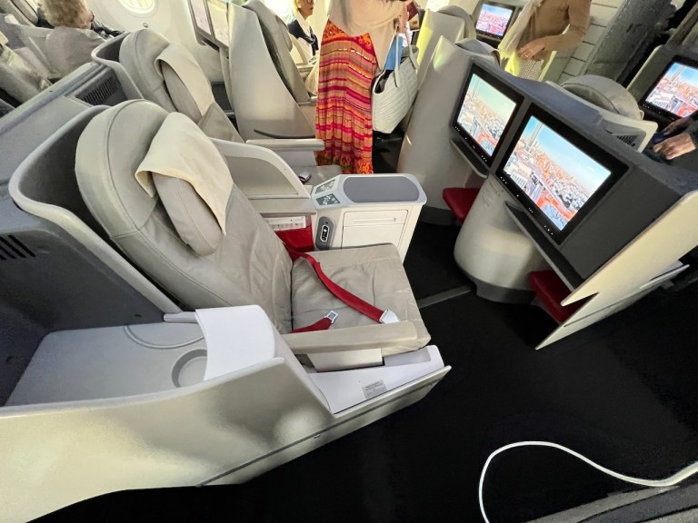 Review: Royal Jordanian Crown Business Class B787-8, Amman – Tel Aviv ...