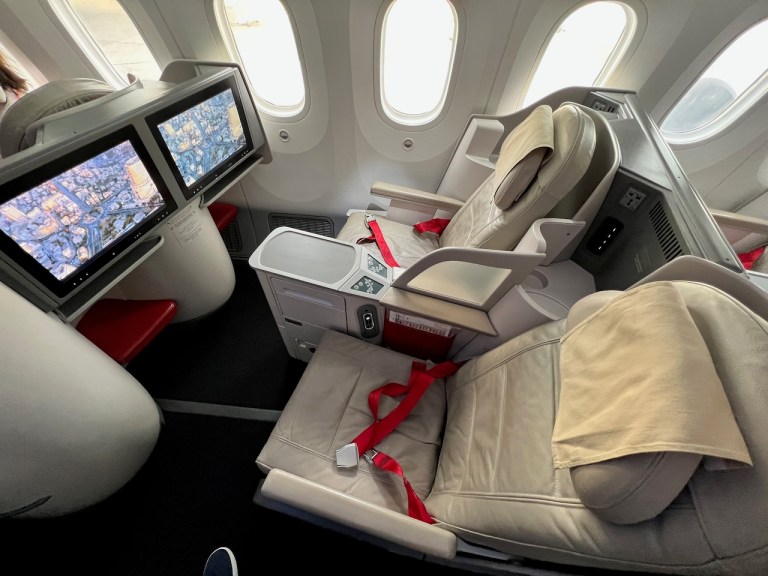 Review: Royal Jordanian Crown Business Class B787-8, Amman – Tel Aviv ...