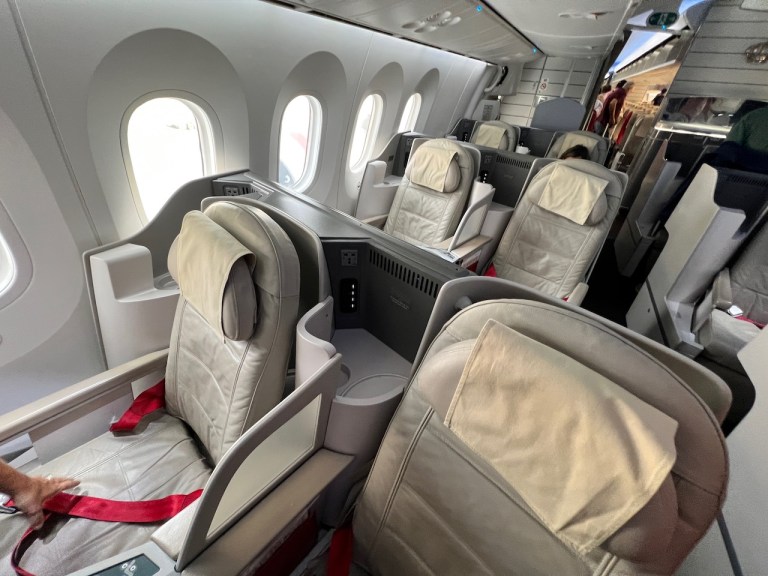 Review: Royal Jordanian Crown Business Class B787-8, Amman – Tel Aviv ...