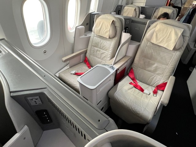 Review: Royal Jordanian Crown Business Class B787-8, Amman – Tel Aviv ...
