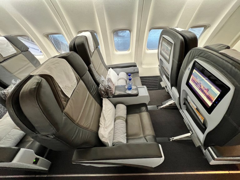 Review: Icelandair Saga Business Class B757-200, Reykjavík (Keflavik ...