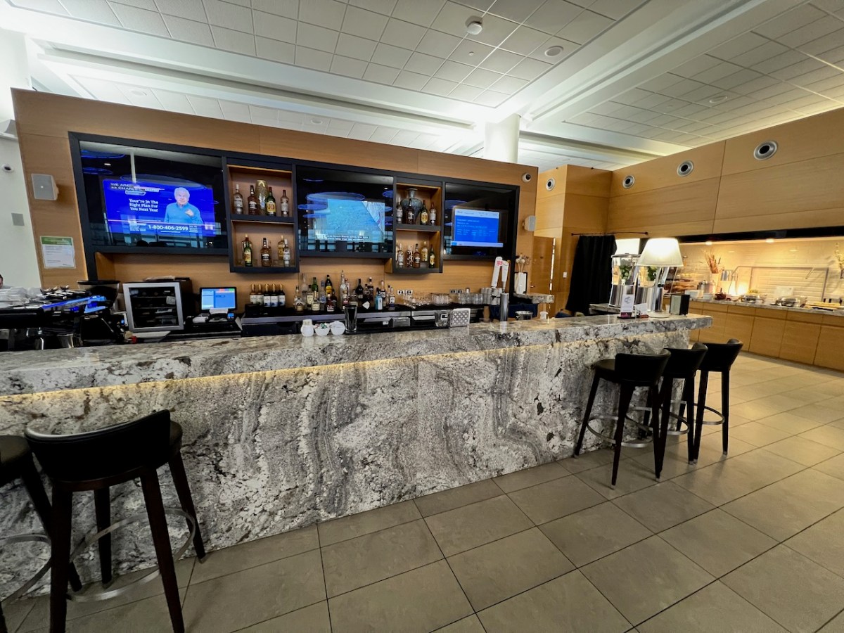 Review: Plaza Premium Lounge – Winnipeg, Canada | World Traveller 73