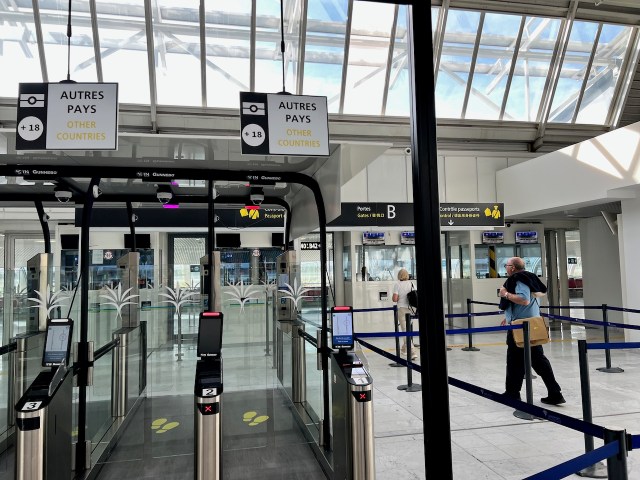 Review: The Canopy VIP Lounge, Nice, France | World Traveller 73