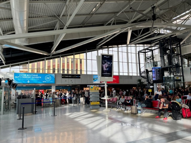 Review: The Canopy VIP Lounge, Nice, France | World Traveller 73