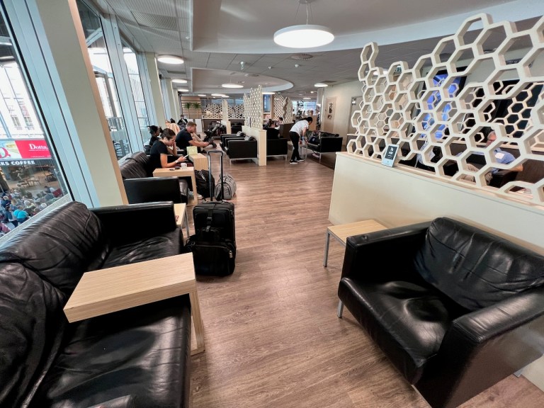 Review: The Canopy VIP Lounge, Nice, France | World Traveller 73