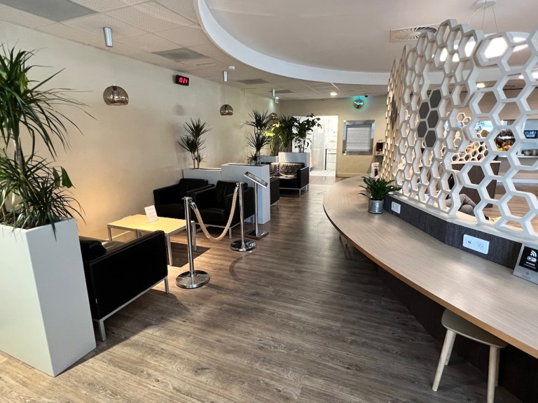Review: The Canopy VIP Lounge, Nice, France | World Traveller 73