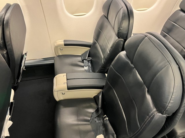 Review: Alaska Airlines First Class E175, Seattle – Bellingham | World ...